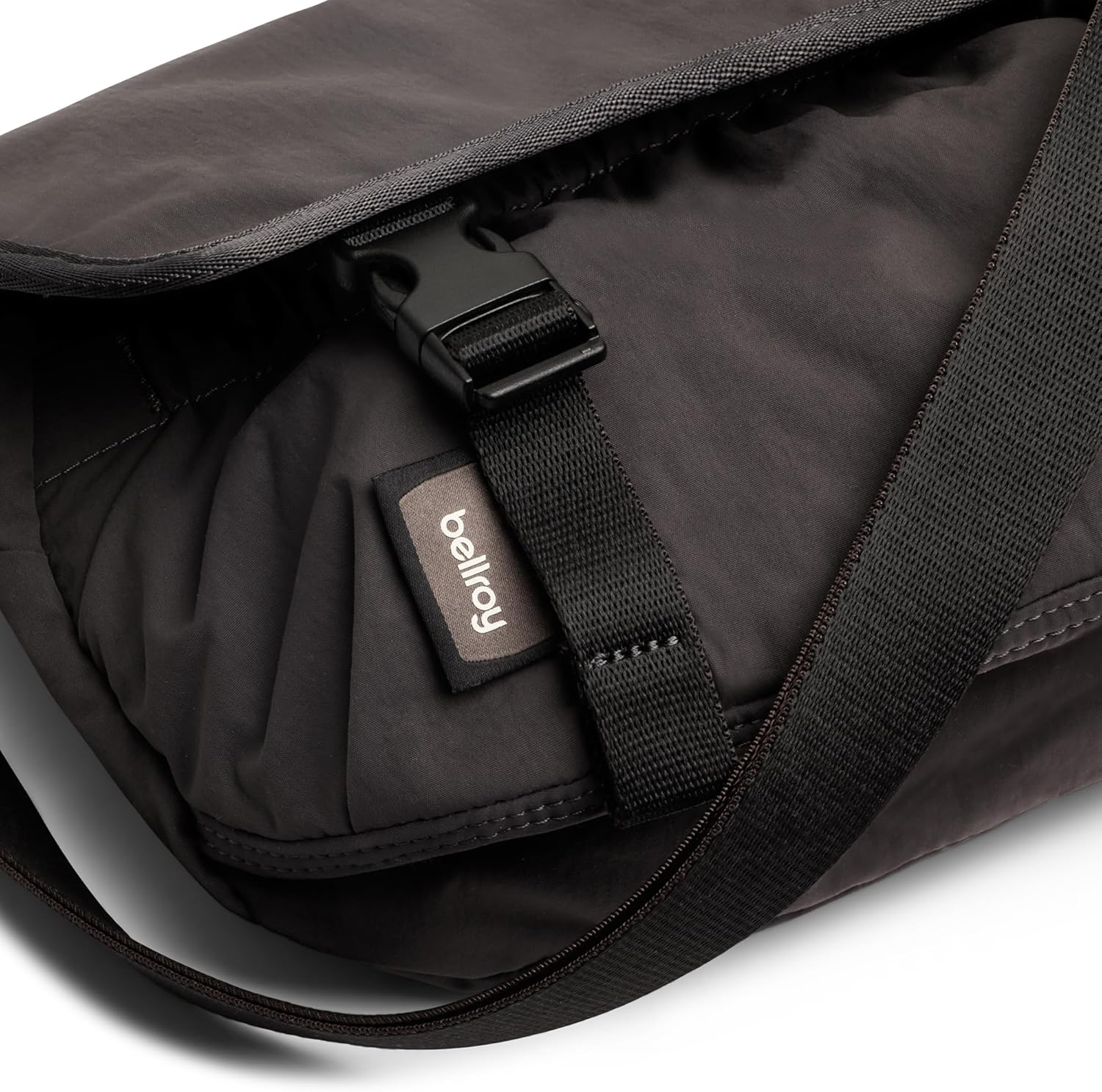 Купить сумку Bellroy Cinch Messenger Mini 6L онлайн с бесплатной доставкой