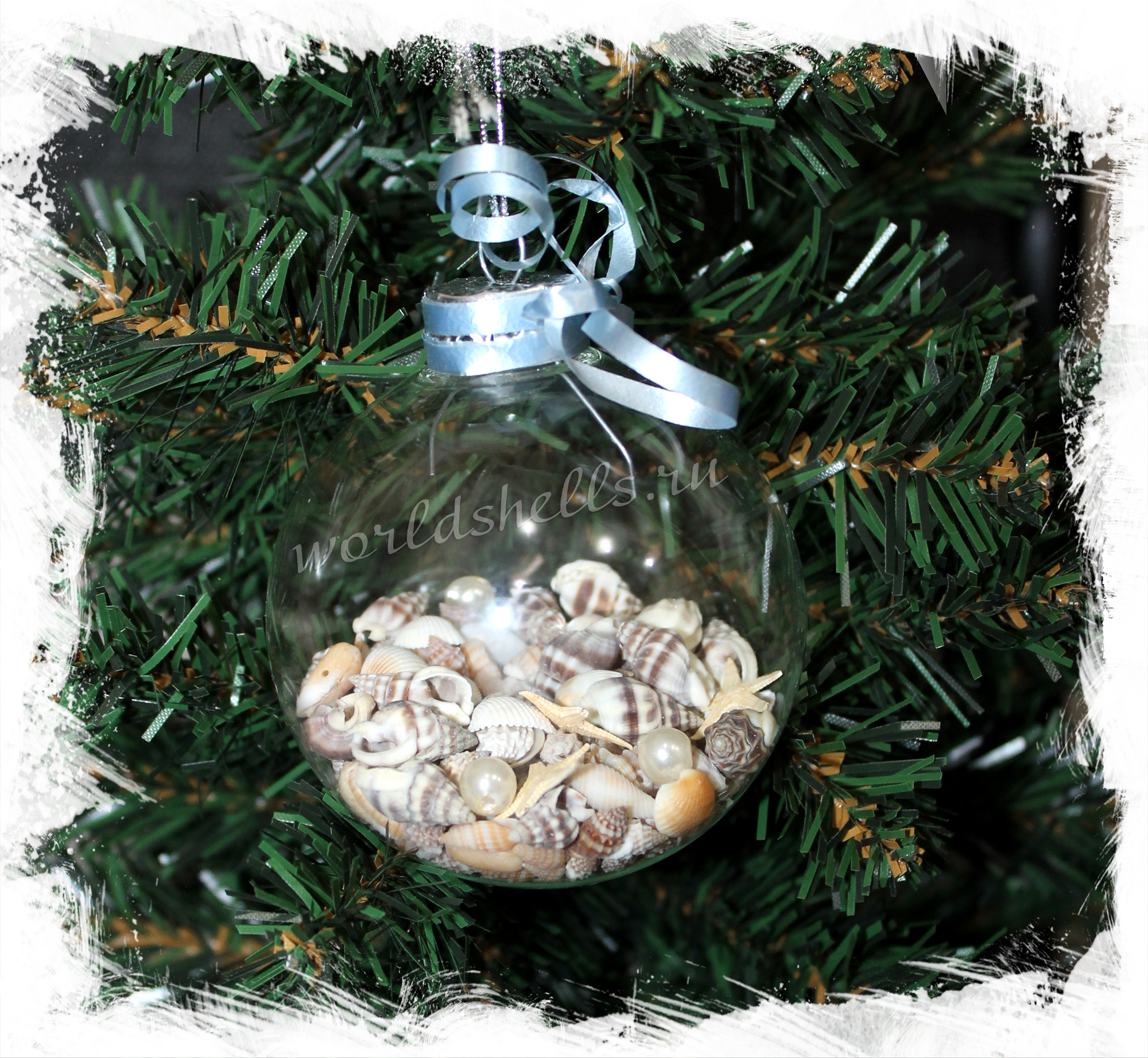 Новогодний шар с ракушками и цветным песком