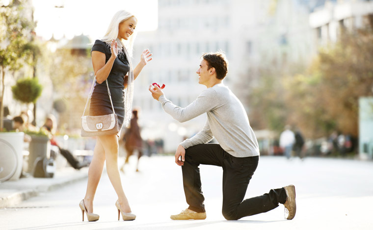 Надо ли мужчине становиться на колено, когда он делает предложение