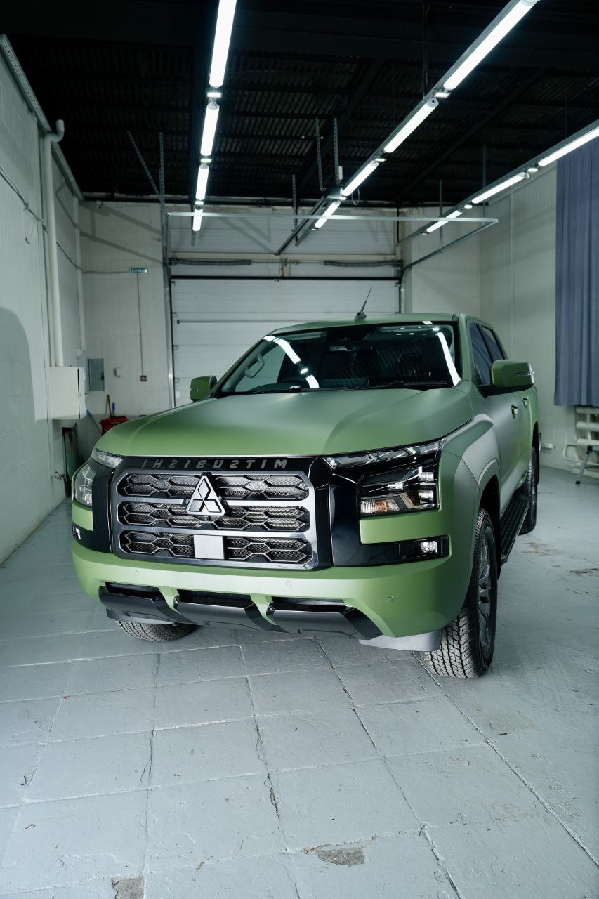 Mitsubishi L200 в цветной полиуретан Carbins PPF Satin Army Green MF ...