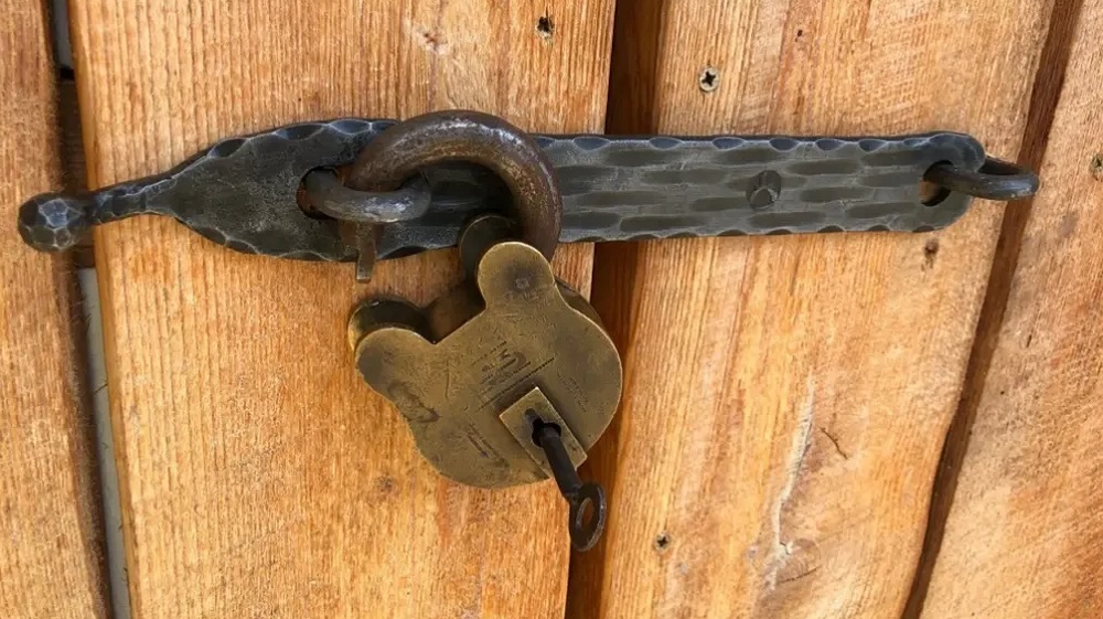 Проушины для навесного замка - что это такое, назначение и особенности ...