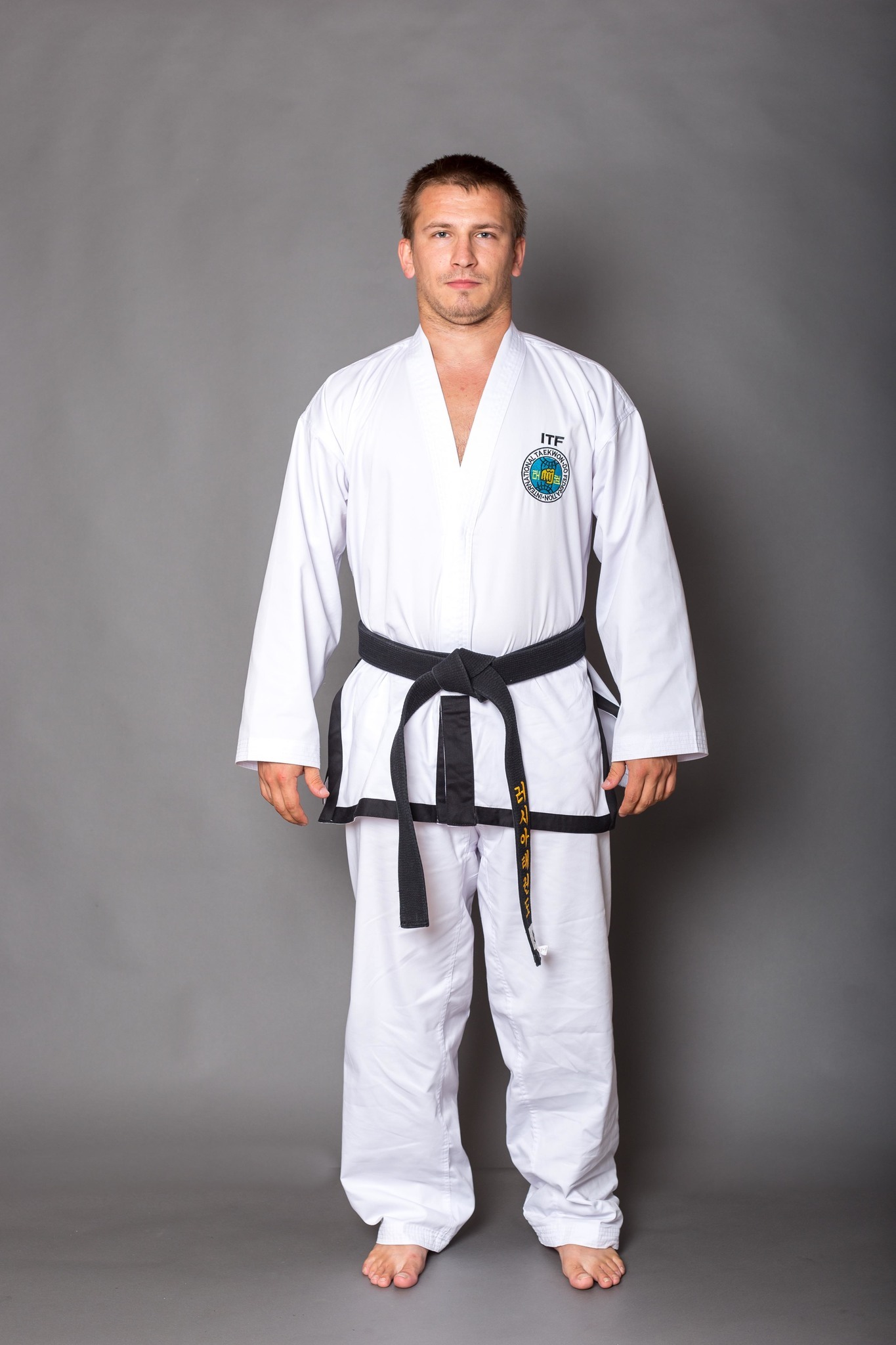Добок Taekwondo ITF ProfSport (черный кант). Застежка на куртке — молния.