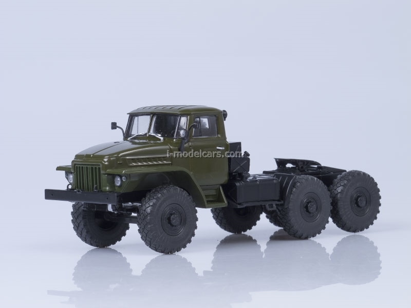 MODEL CARS Ural-377S 6x4 truck tractor 1965 khaki 1:43 AutoHistory