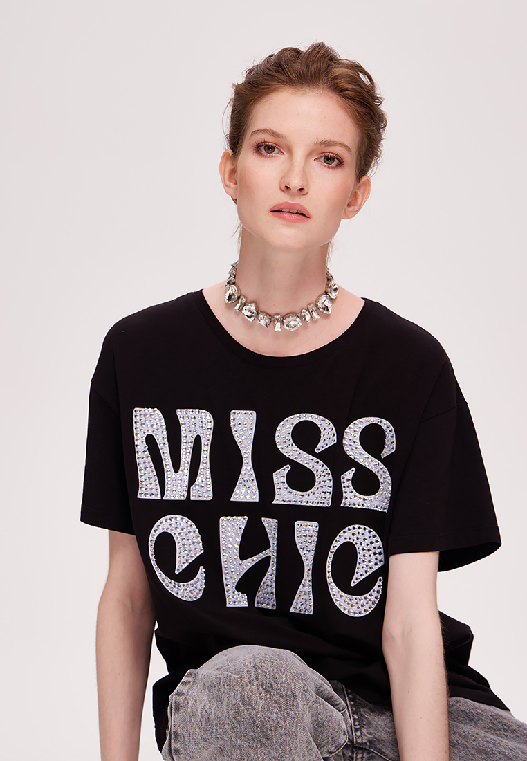 Футболка "Miss CHIC" со стразами – купить за 2 800 ₽ | MISS CHIC