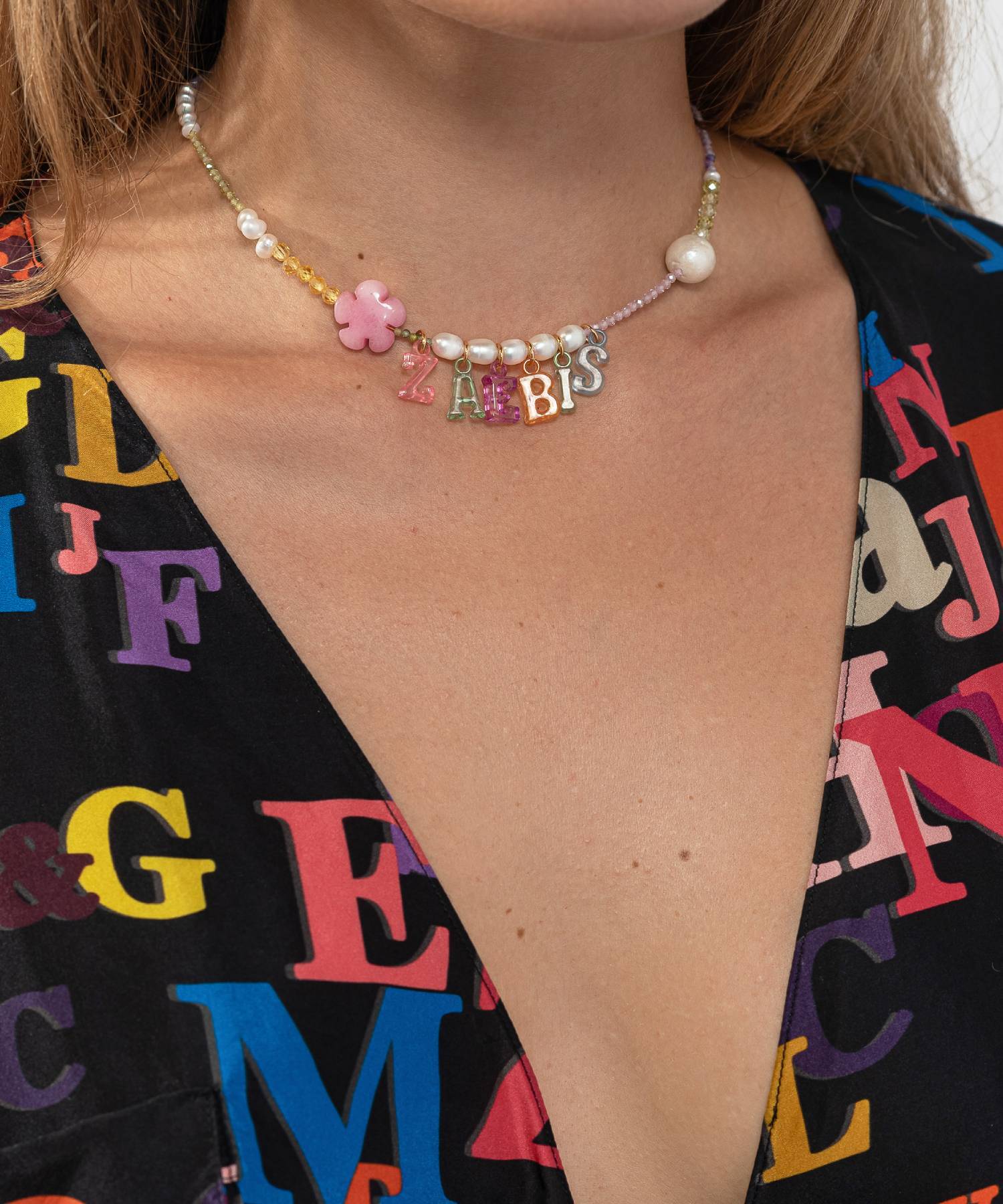 Ожерелье с разноцветными буквами из пластика ZAEBIS