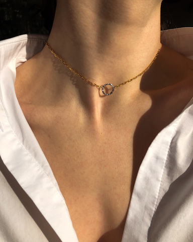 Серебряное колье-чокер с битым медальоном