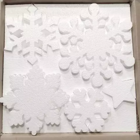 Снежинки из пенопласта.