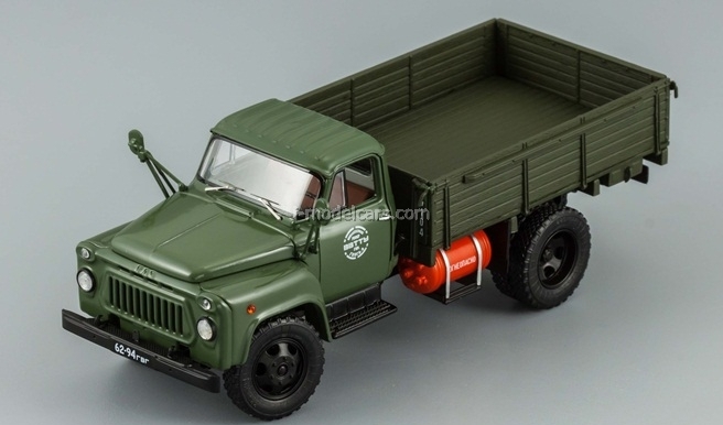 MODEL CARS GAZ-52-07 Gas balloon khaki 1978 DIP 1:43