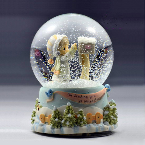 Магазин снежных шаров и стеклянных шаров со снегом внутри