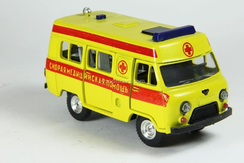 UAZ-3962 Ambulance (early edition) Agat Mossar Tantal 1:43