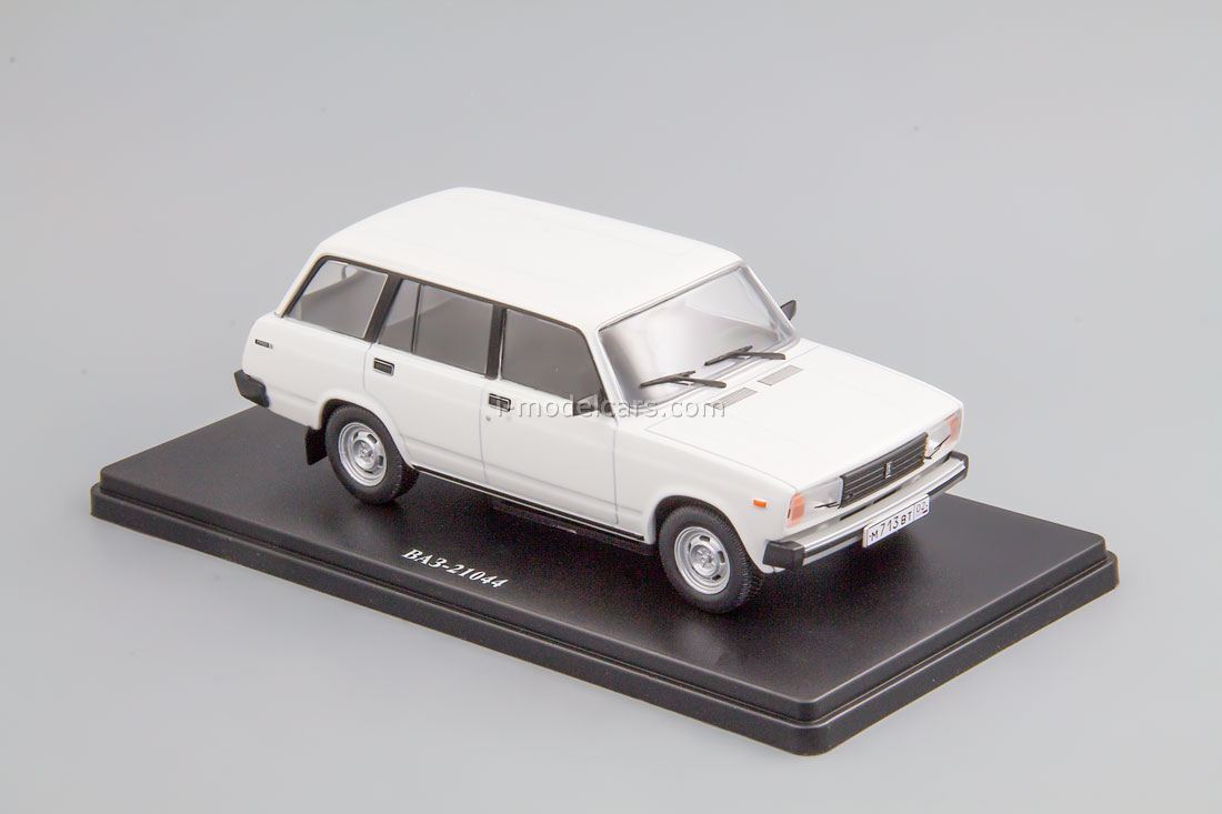 VAZ-21044 Zhiguli Lada 2104 white 1:24 Legendary Soviet cars Hachette #102