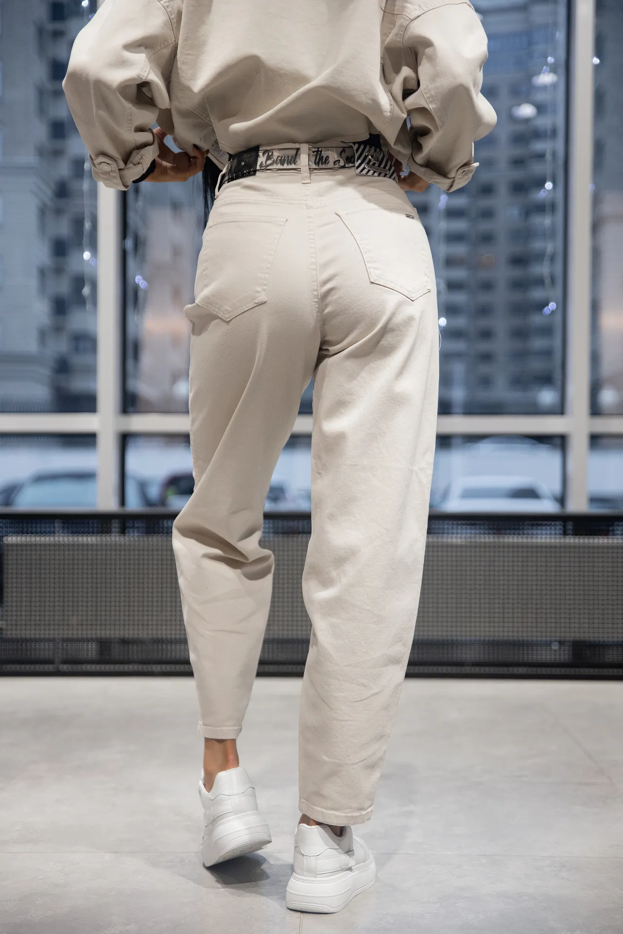 Джинсы Euro Fashion 2097 момы однотонные с прозрачным ремнем в комплект ...